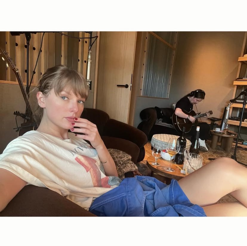 Taylor Swift Breaks Record for Most Weeks at #1 on Billboard’s Hot 100 ...